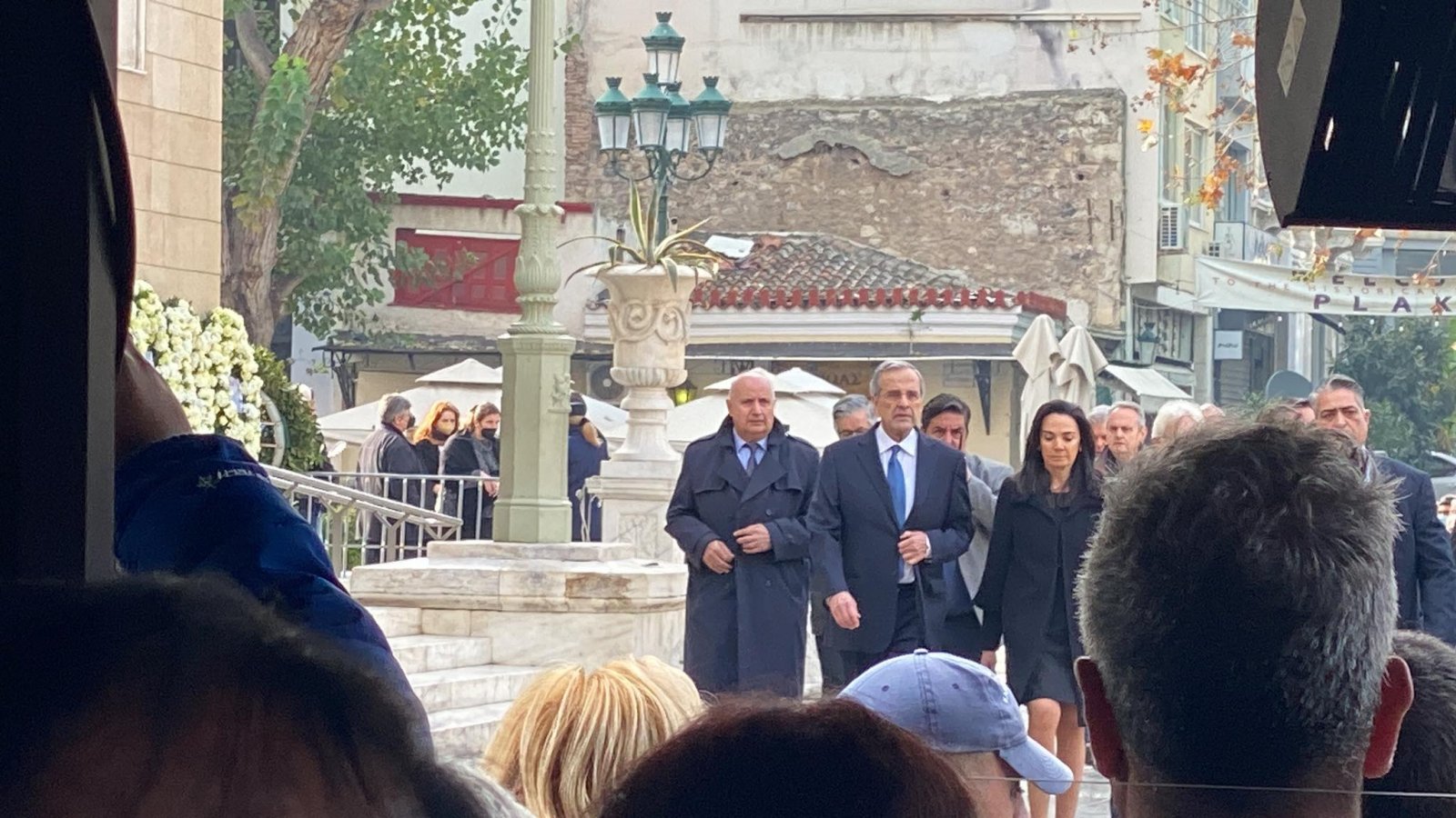 Κηδεία τεως βασιλιά Κωνσταντίνου: πλήθος κόσμου βρίσκεται αυτήν την ώρα ...